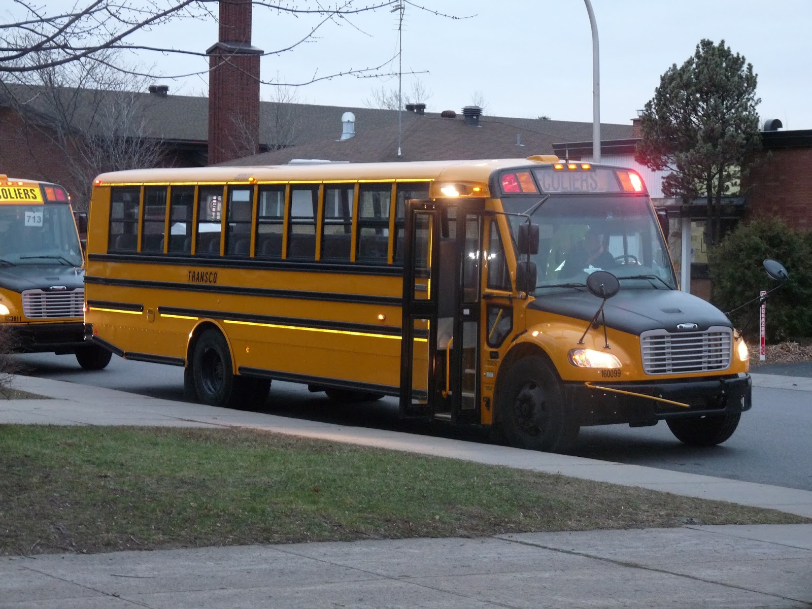 Le bus jaune