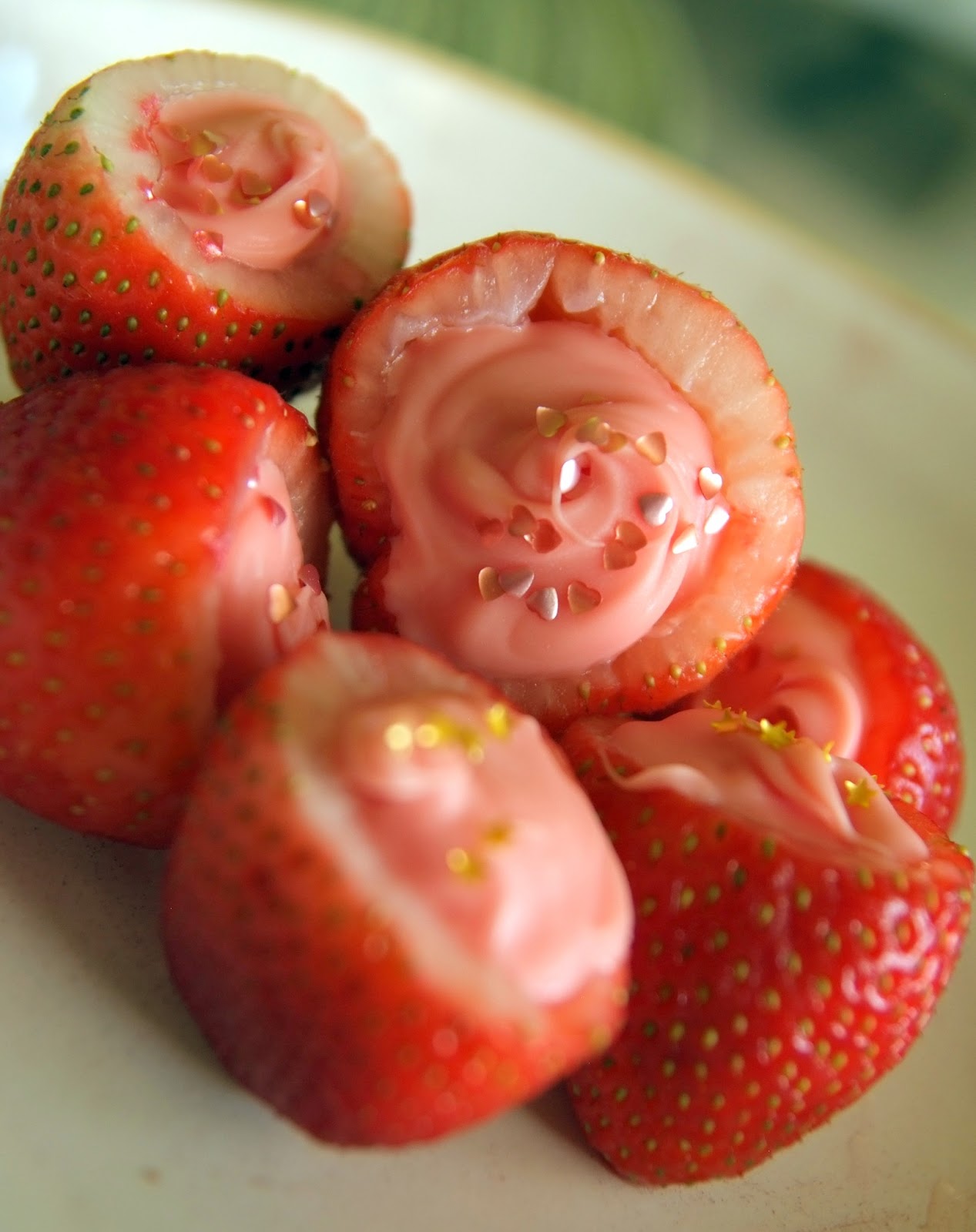 sweet treats: inside out chocolate strawberries - melis lauren