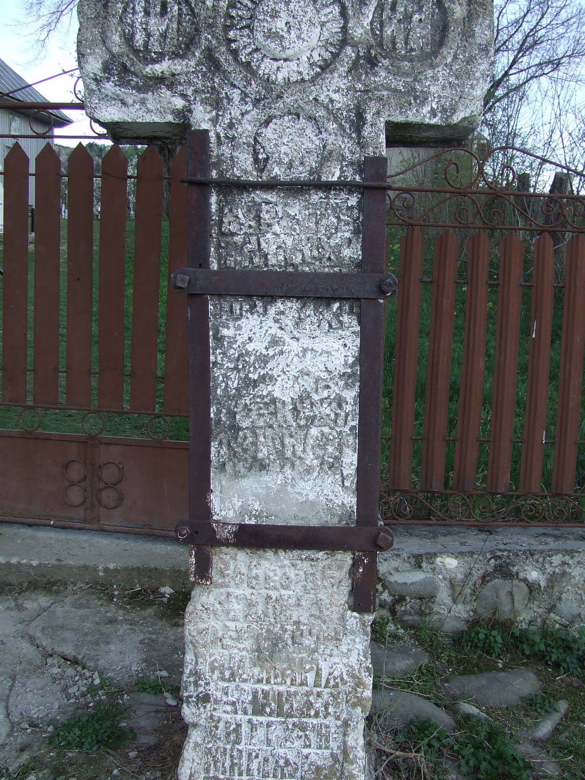 Timp liber: Cruci din piatra cu inscriptii chirilice