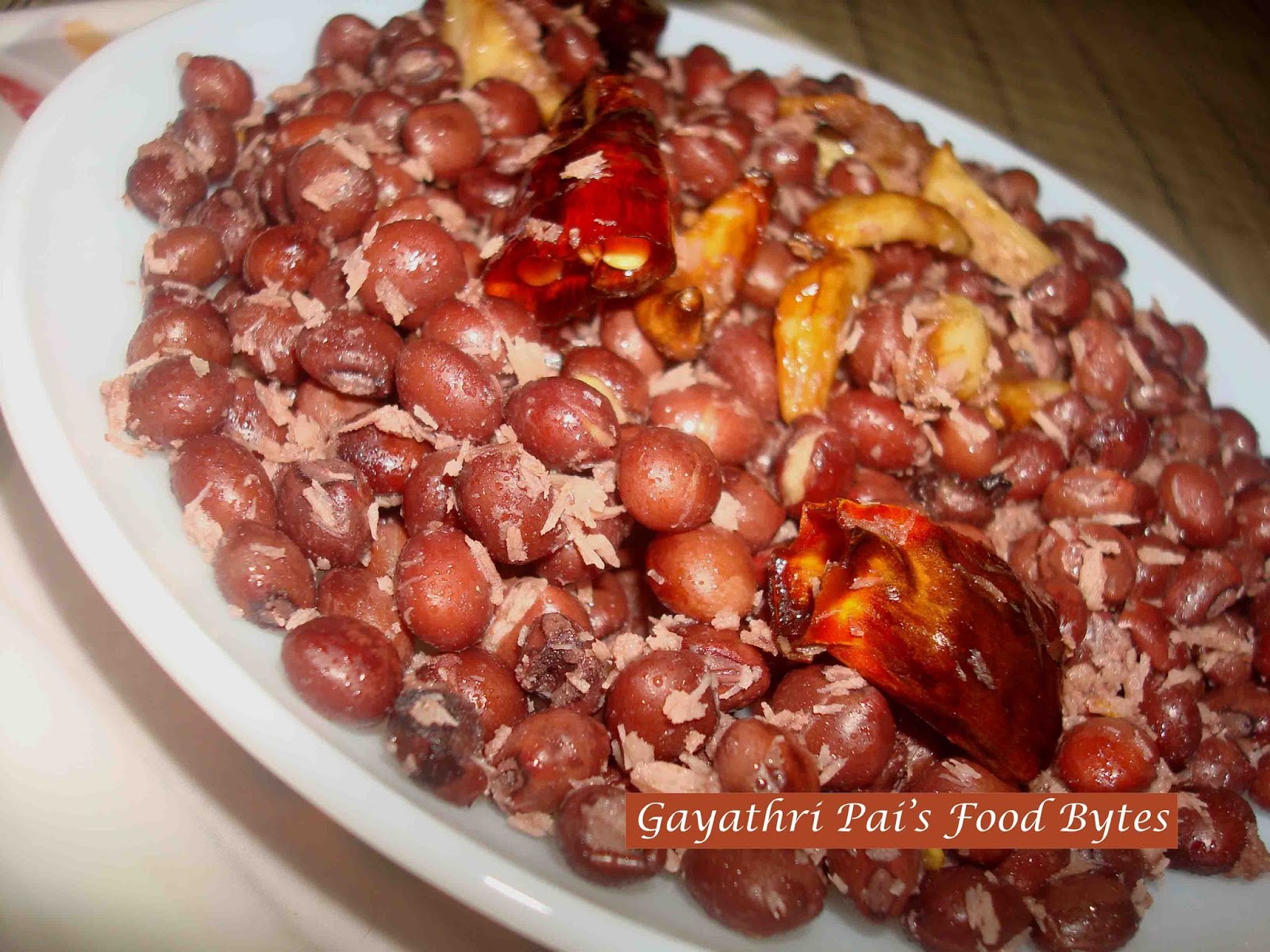 Gayathri Pai's Food Bytes: Kali Tori Upkari ~ Black Pigeon Peas Bhaji.