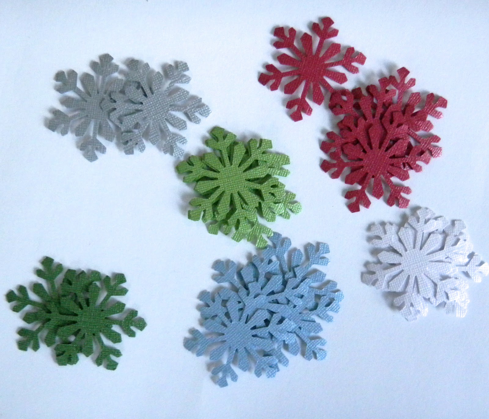 ginderellas: DIY Glitter Snowflake Ornaments