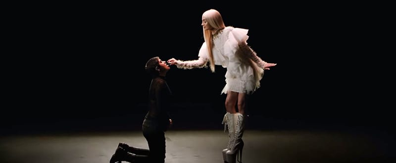 El significado de "Time is Up" (el tiempo se acaba) de la cantante ...