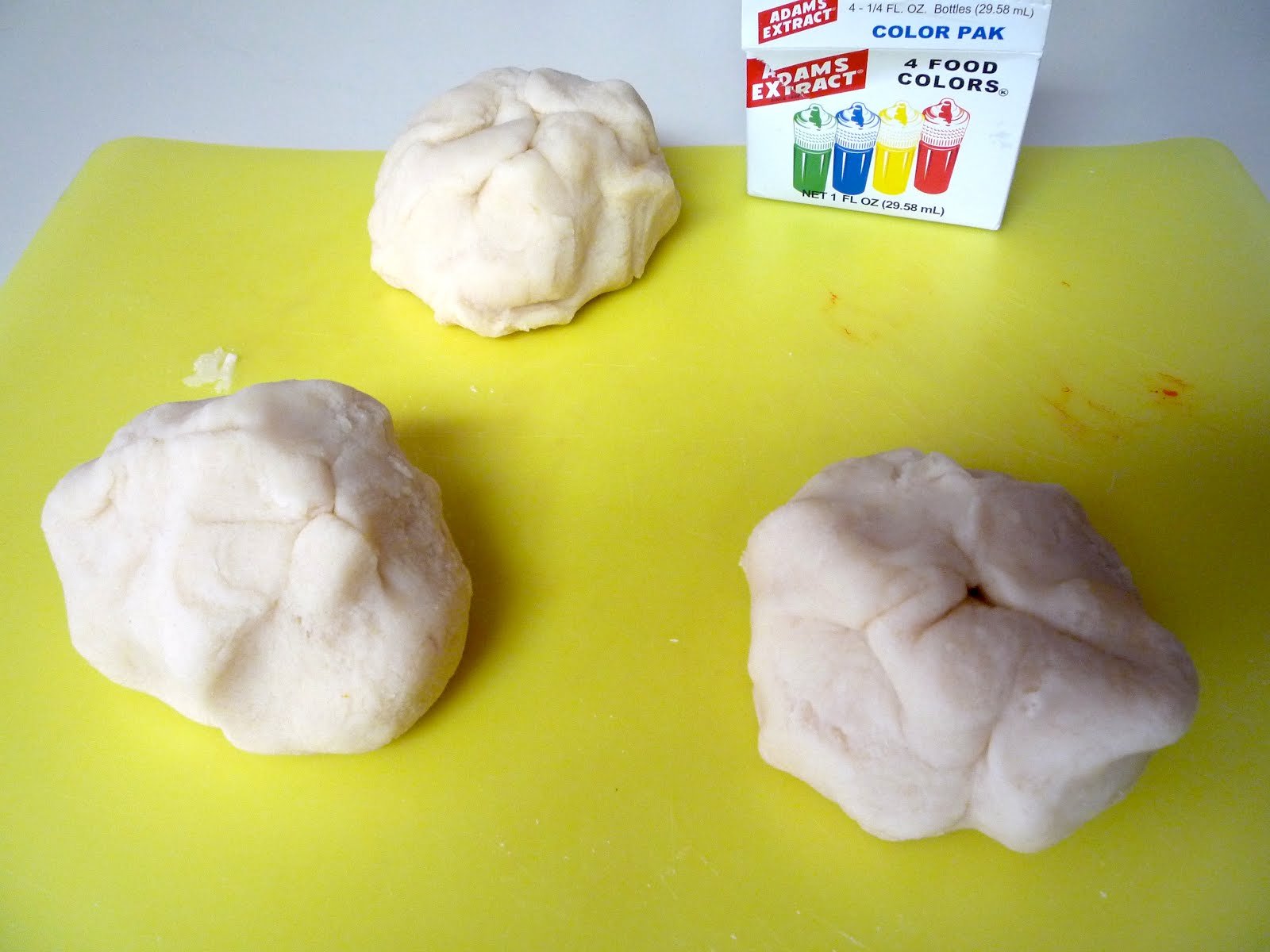 wagon full of stars: PLaydough Color Surprise Activity