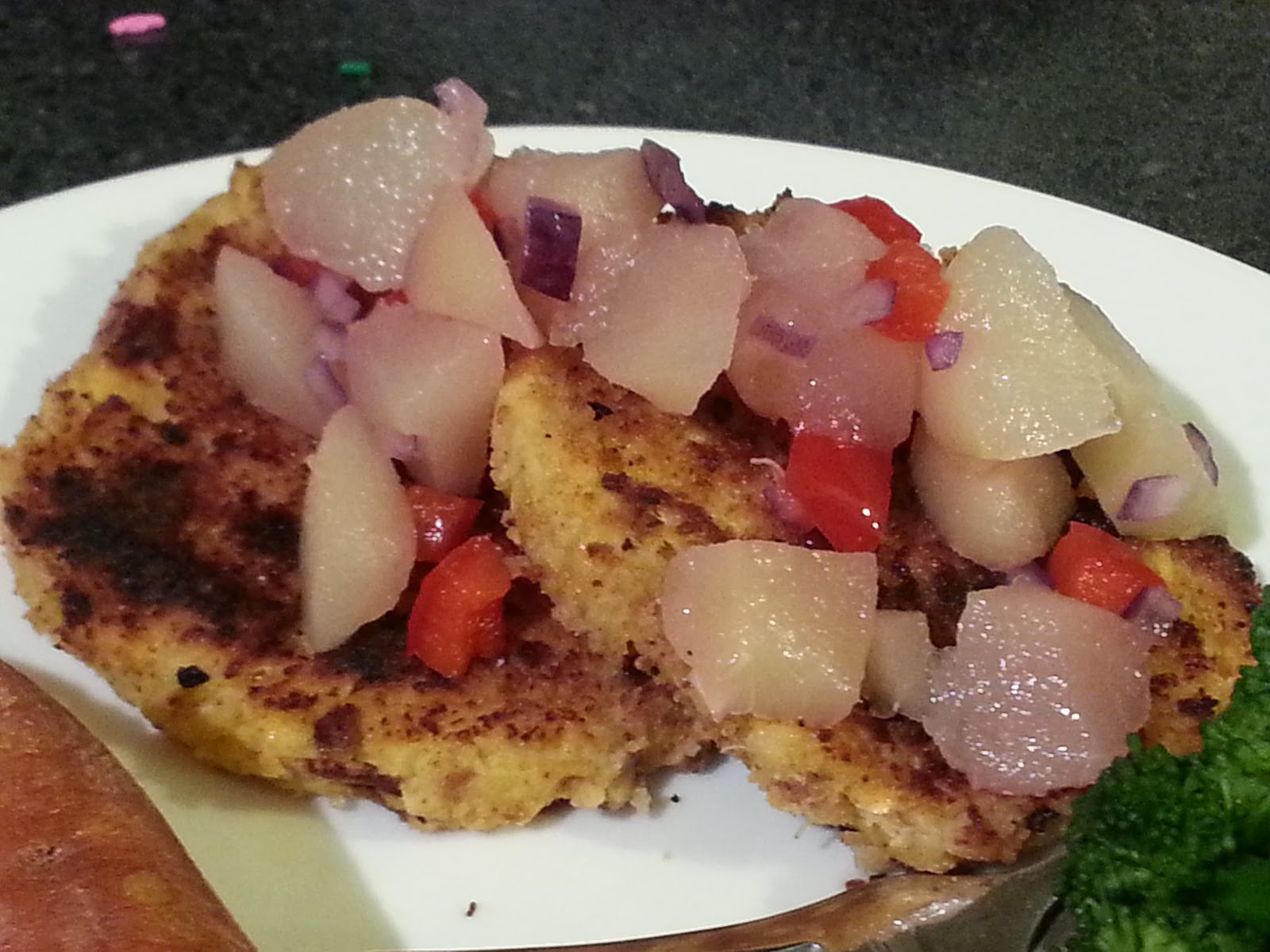 full tummies: Chipotle Cheddar Chicken Cakes with Honey Pear Salsa