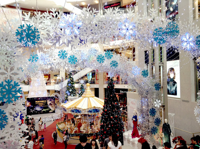 AKEMI Home: Top 10 Wow Factor Mall Christmas Decor
