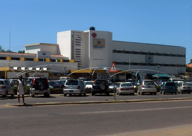 Hospital Central de Maputo - Edifício moderno na Av. Mondlane dos anos ...