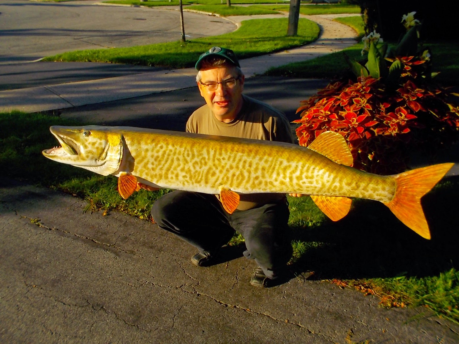 CHARLES WEISS ART: Giant wood carved muskie painting