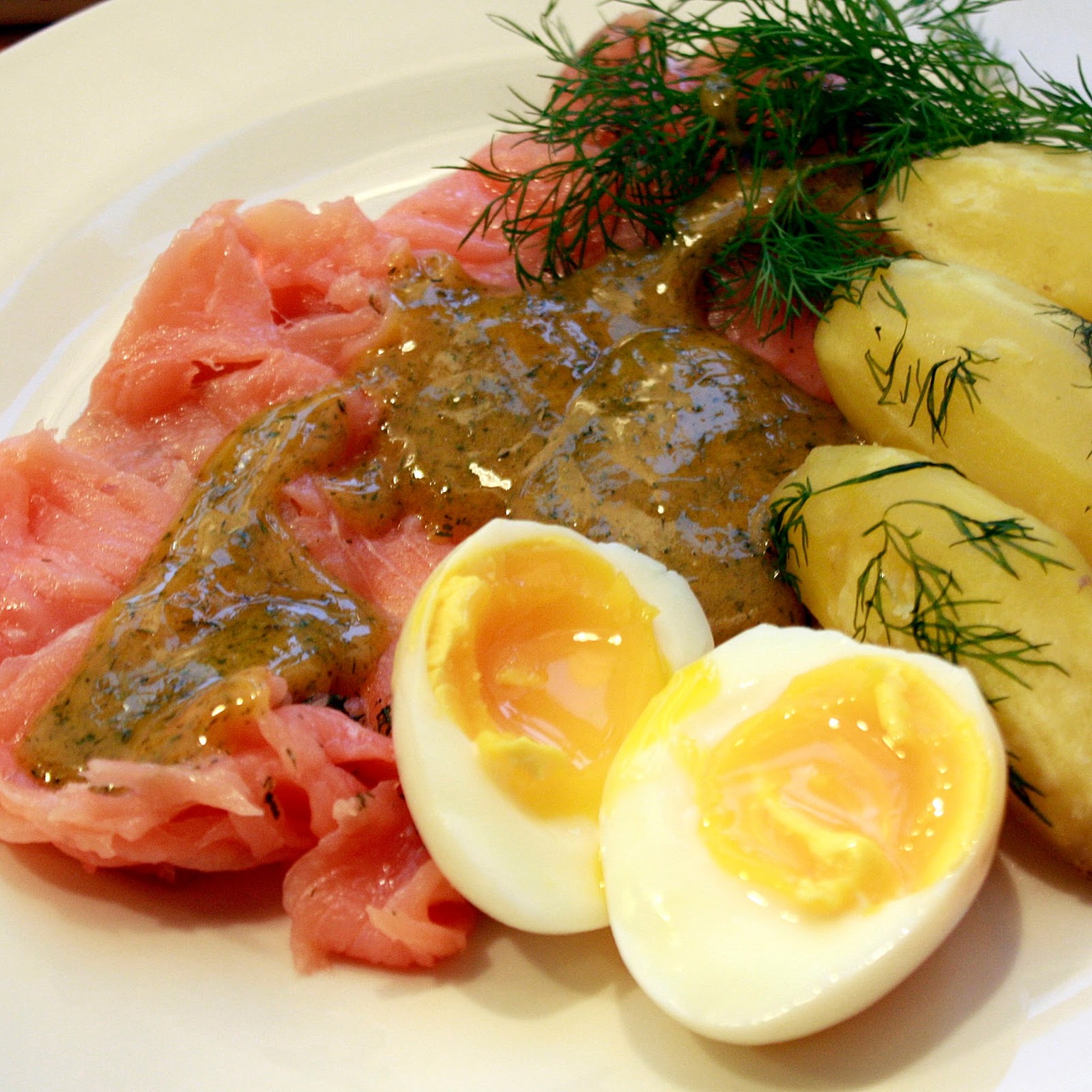 Gravlaks med dilldampet potet, gravlakssaus og egg. – Grys ...