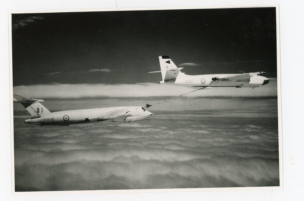 Jet & Prop by FalkeEins: Vickers Valiant XD 820 refuelling Handley Page ...