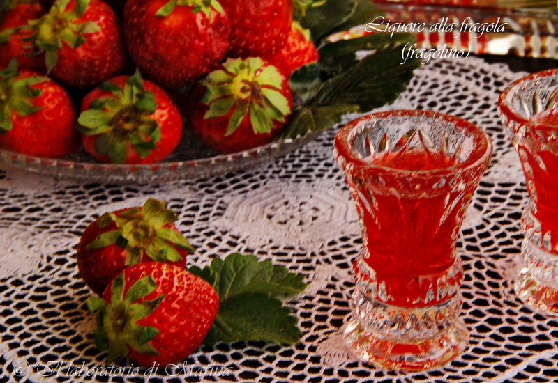 IL LABORATORIO DI MARINA: ΛΙΚΕΡ ΦΡΑΟΥΛΑ // LIQUORE ALLE FRAGOLE (FRAGOLINO)