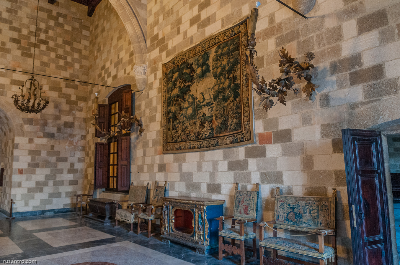 Rodas salas noslēpumu meklējumos