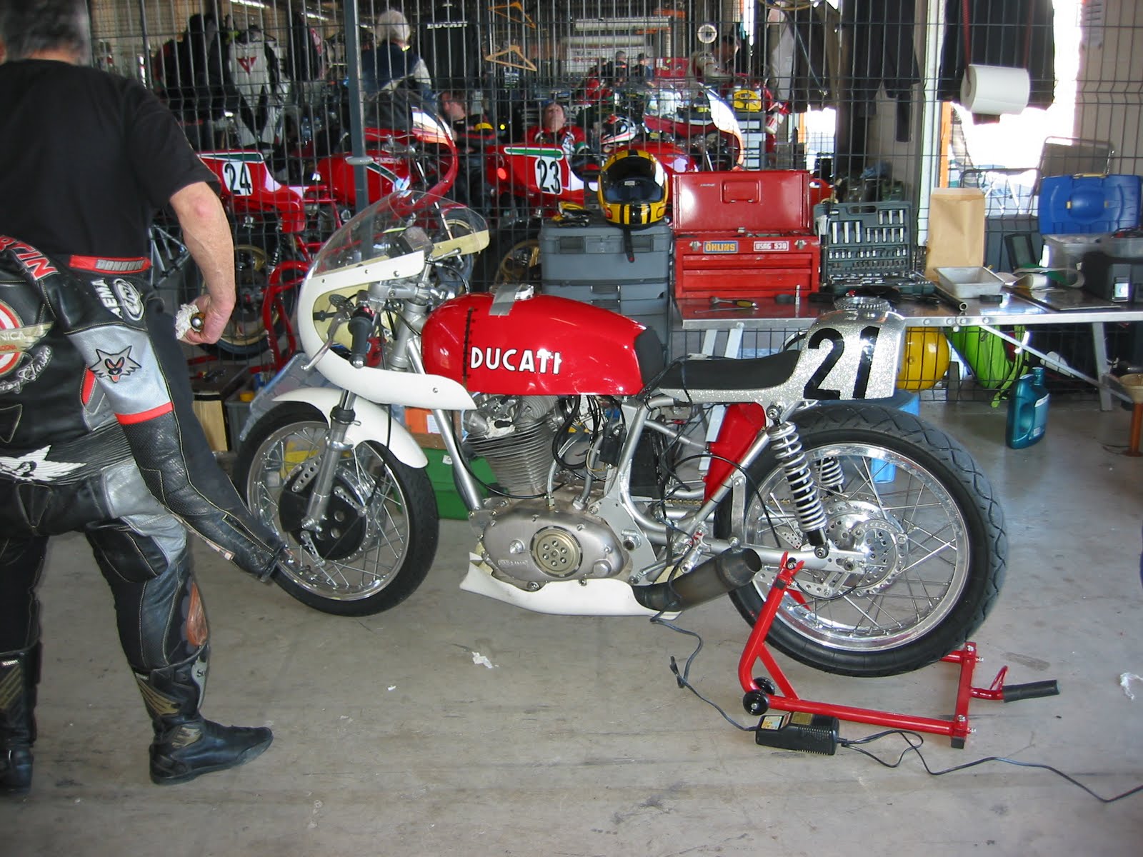 Ducati Single Racing: 2011 - Our First meeting
