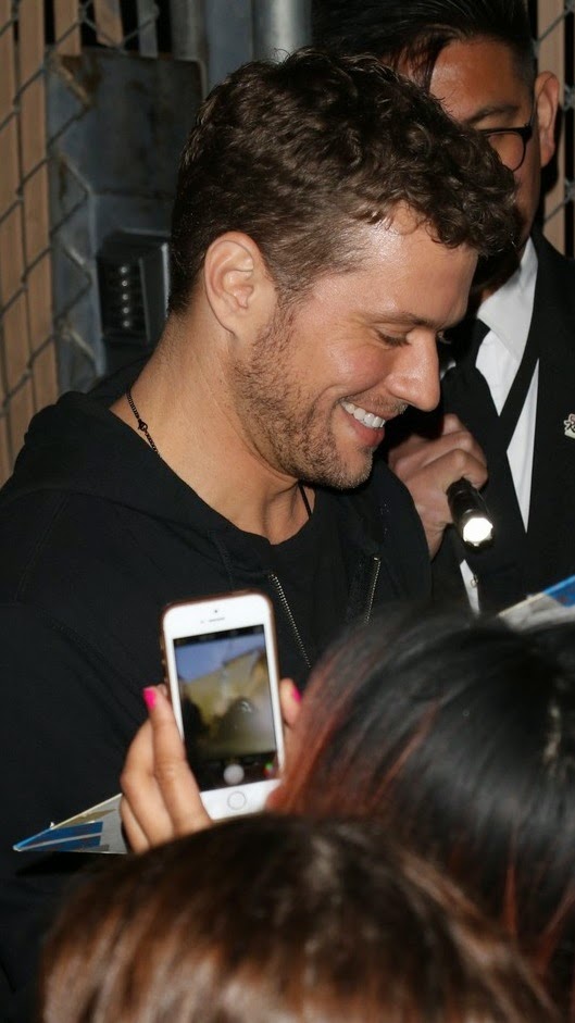 VJBrendan.com: Ryan Phillippe Signs Autographs Outside Of 'Jimmy Kimmel ...