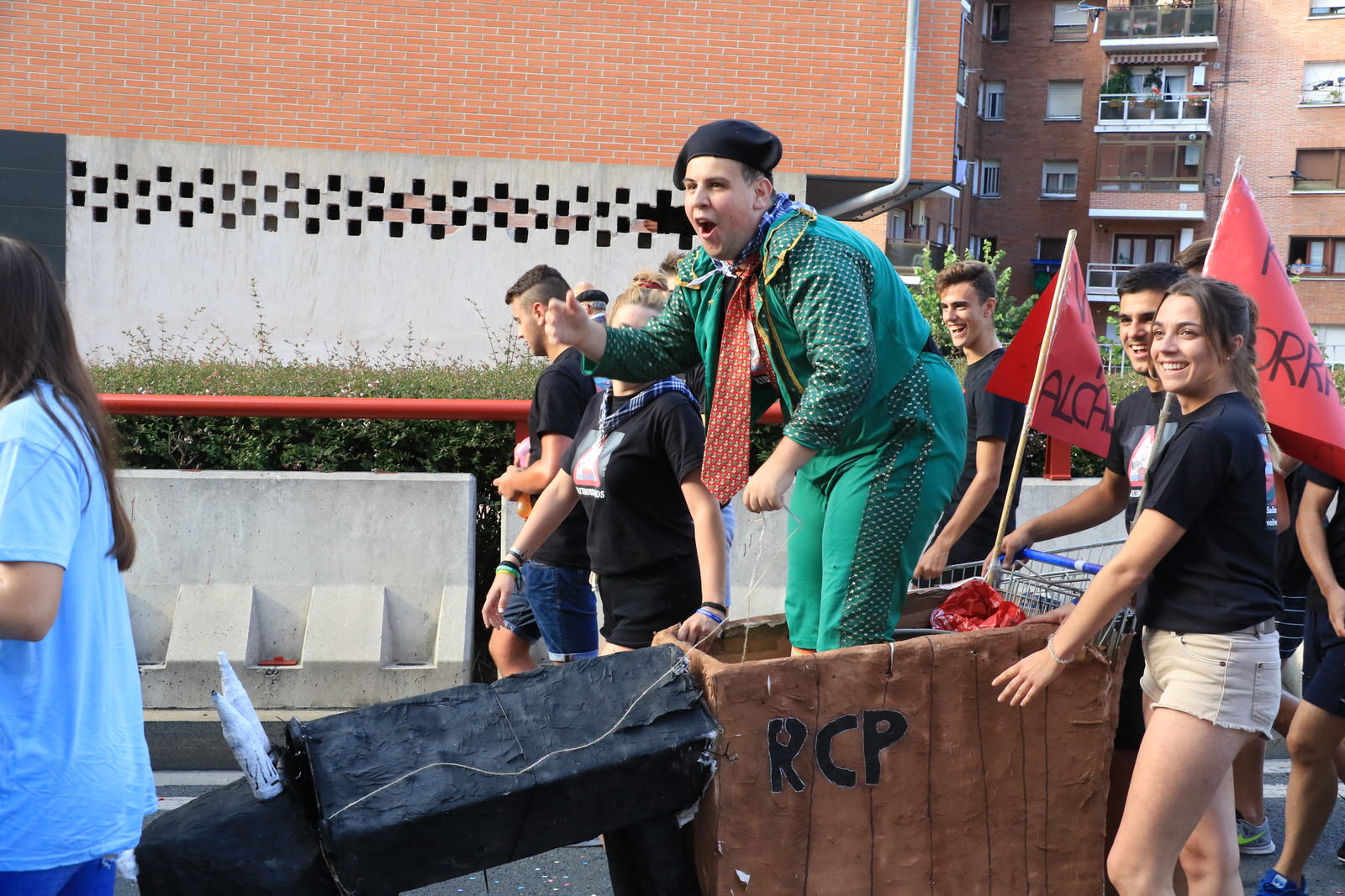 Una bajada de cuadrillas masiva abre oficialmente las fiestas de Retuerto