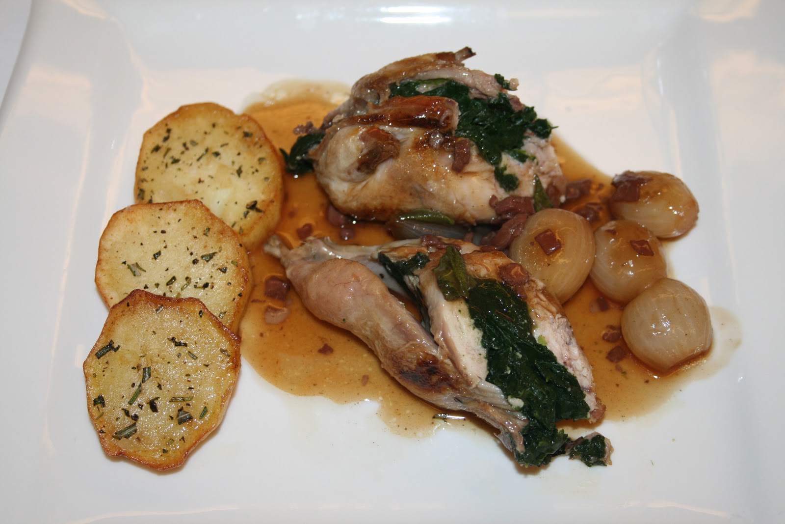 Kwarteltje opgevuld met verse bladspinazie, jonge uitjes en Gandaham ...