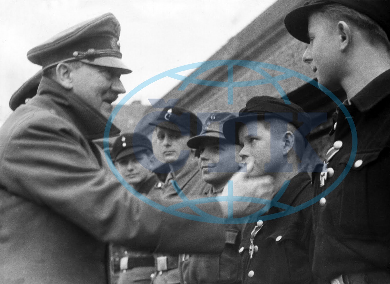 Album Foto Upacara Penganugerahan Medali dan Penghargaan Oleh Hitler ...