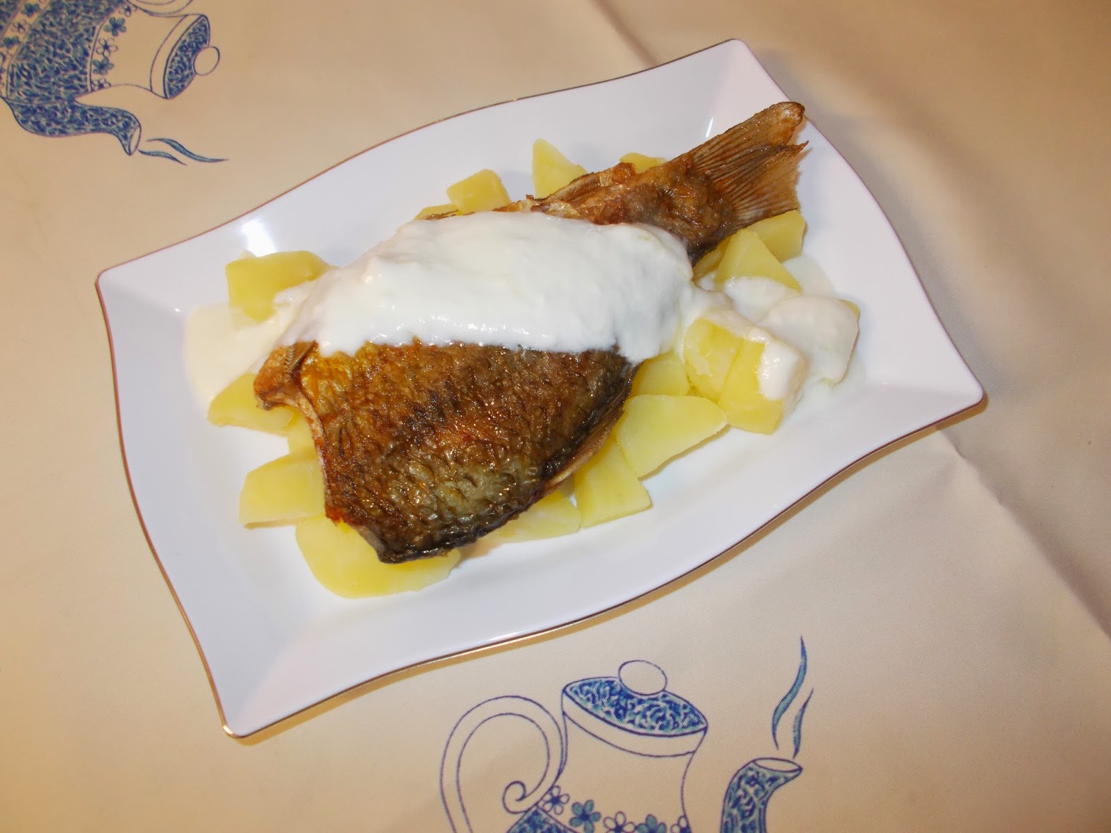 Rosioara cu sos de usturoi si cartofi natur