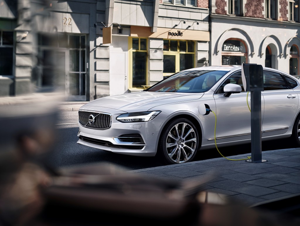 Volvo targets one million electrified cars by 2025 | Electric Vehicle News