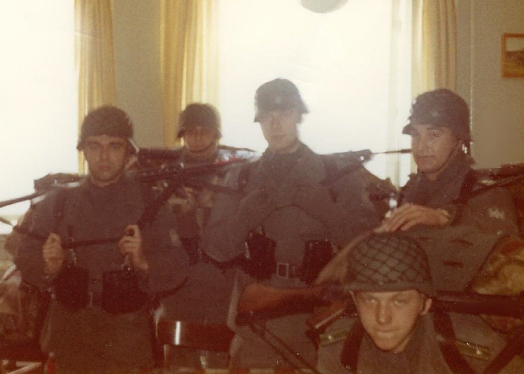 Four Bees: Bundesgrenzschutz Stahlhelm Tarnnetz, BGS Helmet Net