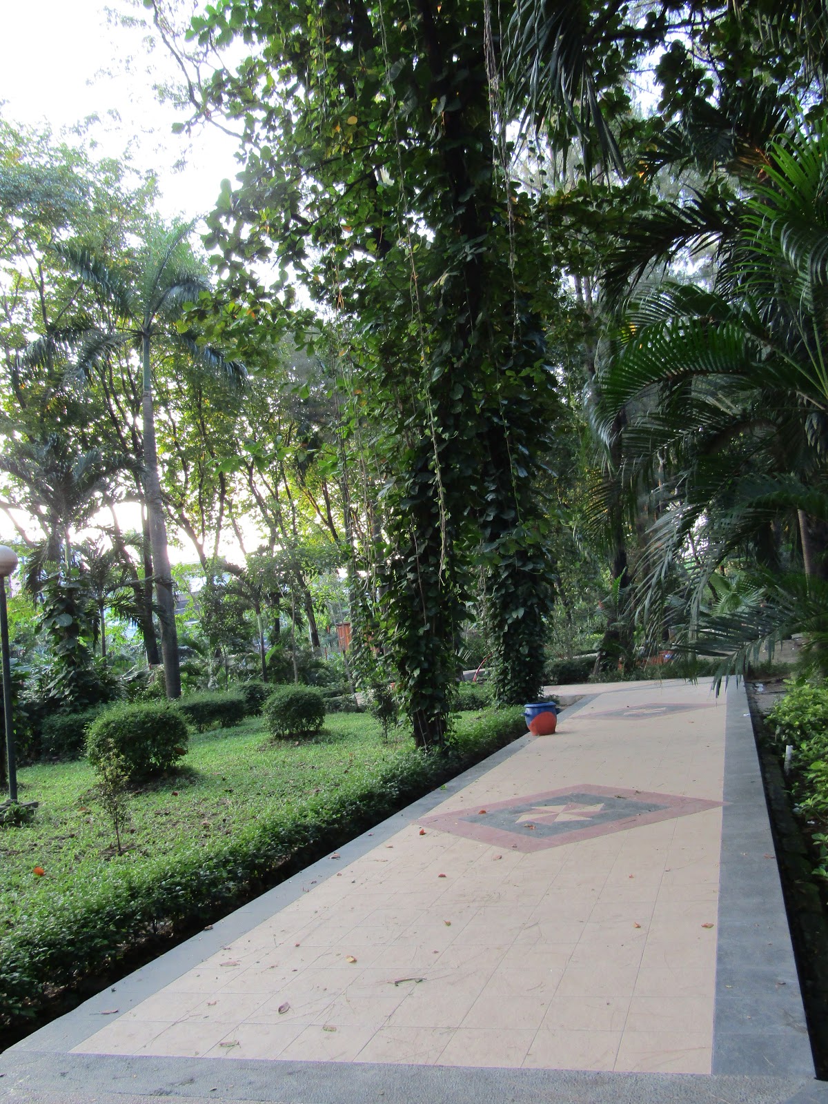 surabayakeren: Taman Flora Bratang, Taman Wisata Murah di Surabaya