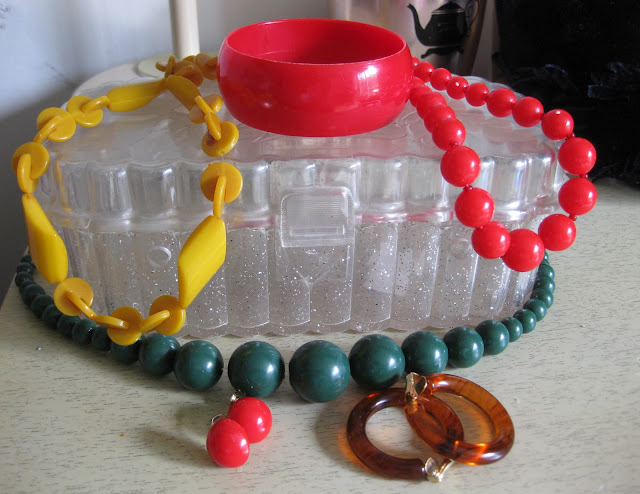 How to Identify Bakelite / Va-Voom Vintage | Vintage Fashion, Hair ...