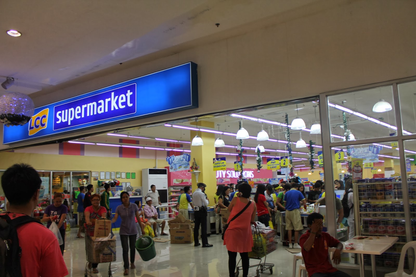 Stay, Stray, Play and Feast: Jollibee LCC Mall, Naga