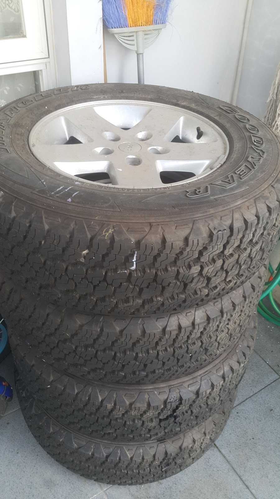 Dijual Ban Bekas RUBICON kondisi masih 98% - LAPAK MOBIL DAN MOTOR BEKAS