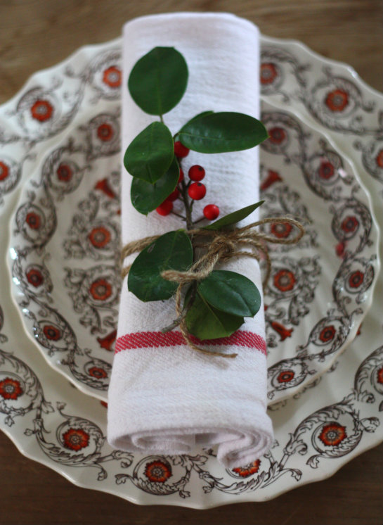 How To: Holly Holiday Place Settings | 17 Apart