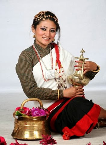 Newa Mirror: Newari beauty in tradational costumes