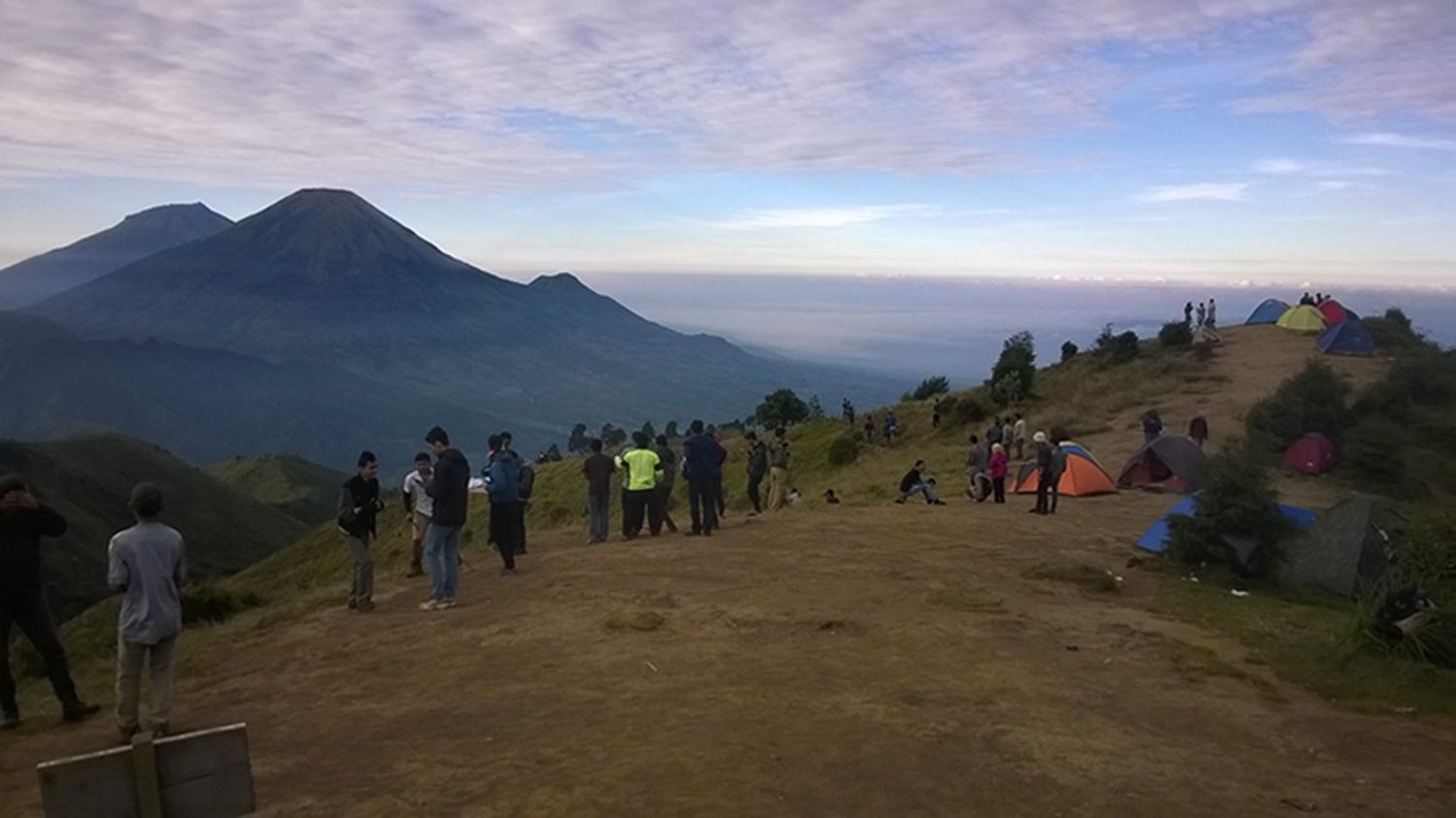 Indahnya pemandangan dari atas Gunung Prau