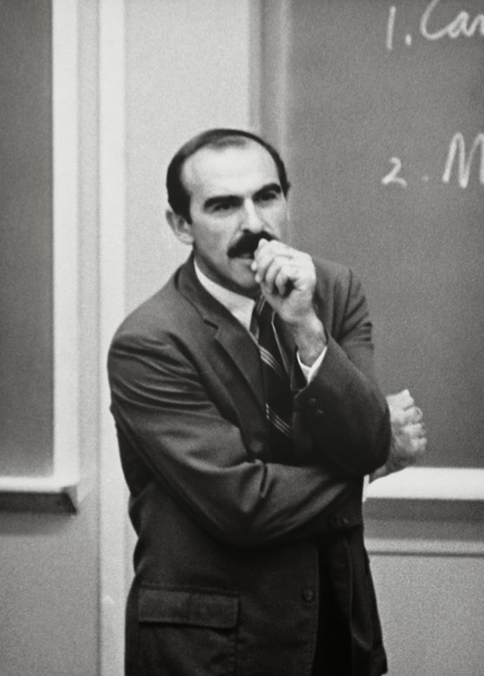 Theodore Levitt prägte den wirtschaftswissenschaftlichen Begriff der ...