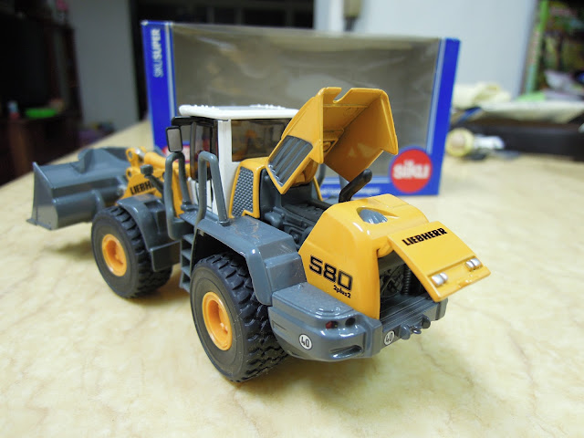 披著狼皮的羊: siku工程車開箱-推土機(SU3533)挖土機(SU1874)大吊車(SU1886)