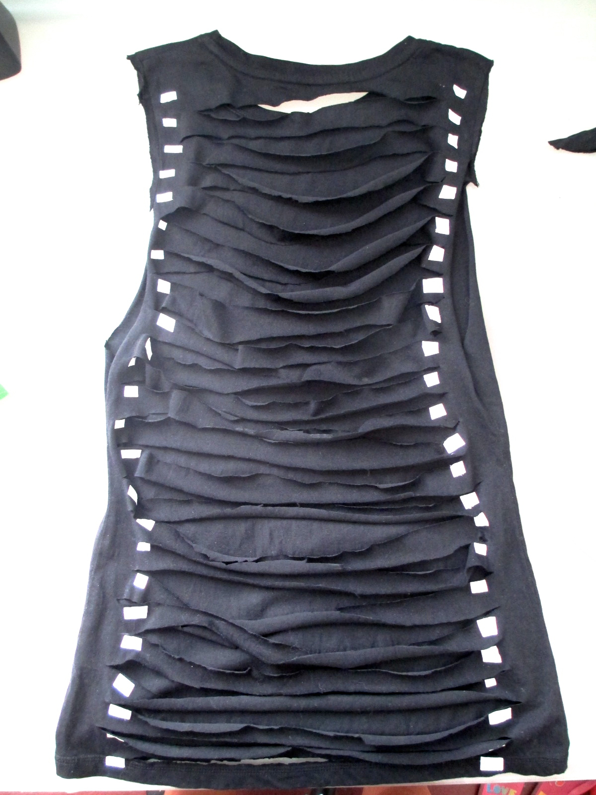 T R O P I C 7 7: DIY | Easy Shredded Tank Top