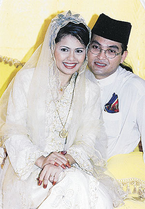 Gossip Raja Azura Atau Kak engku Kembali Kepada Bekas Suami Adzmin ...