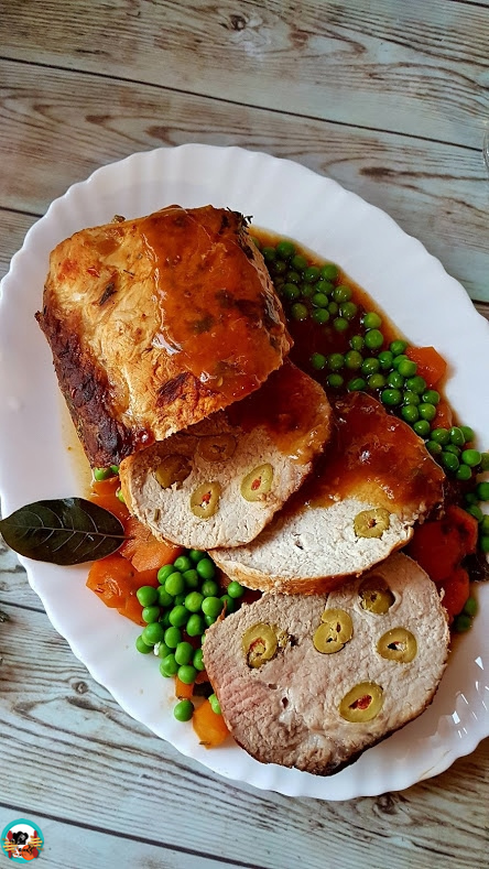 Lomo de cerdo mechado con aceitunas - ¡Huele Bien!