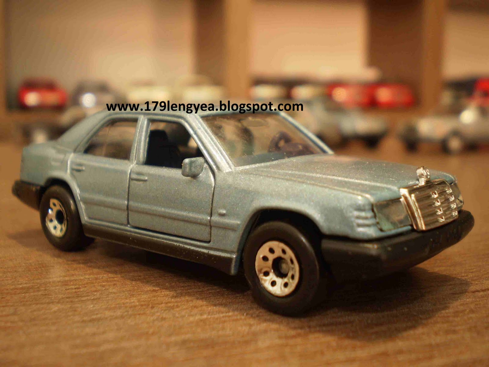 1/64 Die-cast Toy Cars....: Matchbox - Mercedes-Benz 300E (W124)