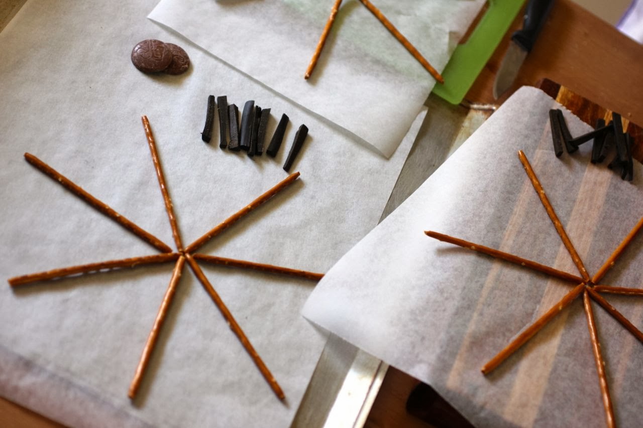 Green Gourmet Giraffe: Halloween treat - chocolate and pretzel spiderwebs