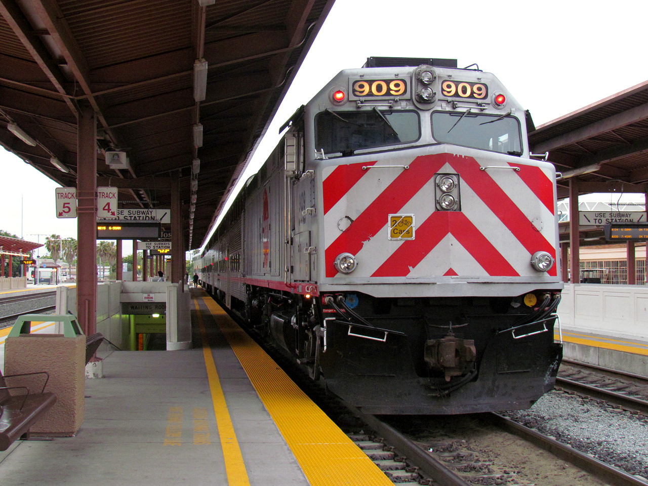 Southbound Caltrain #424 Arriving into Mountain View (12.23.18) : r/trains
