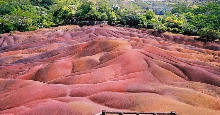 Fenomena Unik Bukit Pasir Tujuh Warna ~ TITIAN ILMU