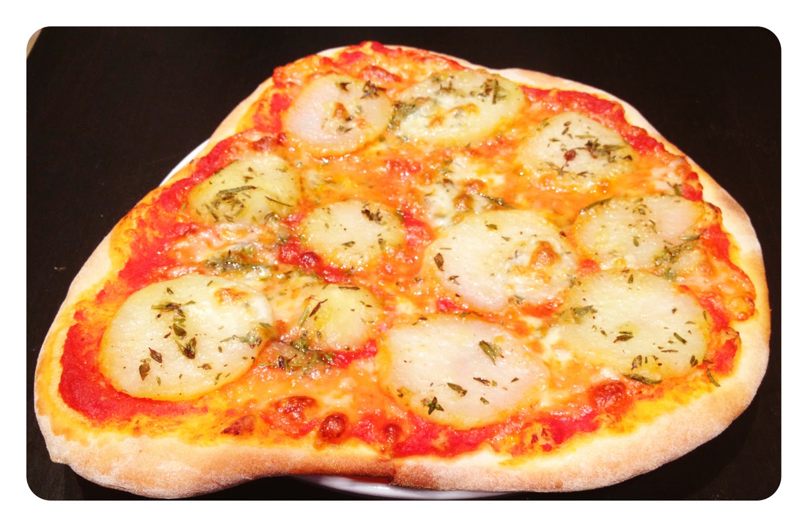 Cucucuina: Pizza de patatas, mozzarella, romero, tomillo y tomate