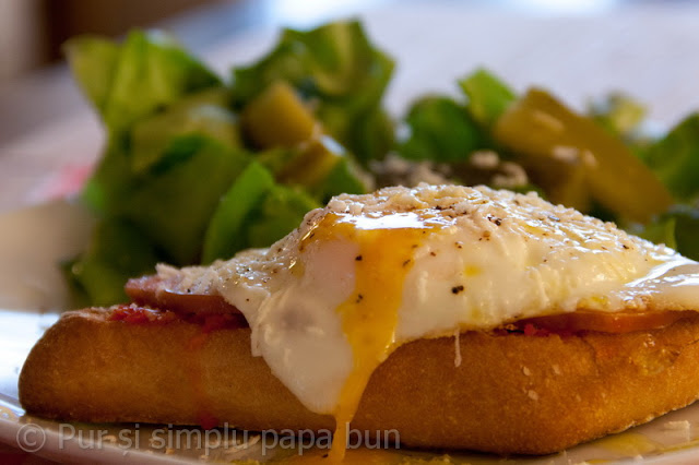 Pur şi simplu papa bun: Croque madame cu salată verde și castraveți murați