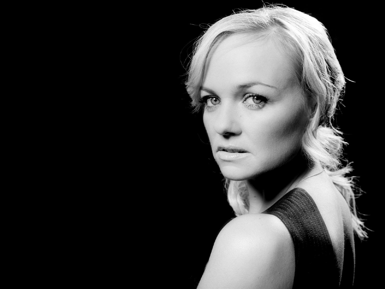 odys-online: English pop singer, songwriter and TV presenter Emma ...