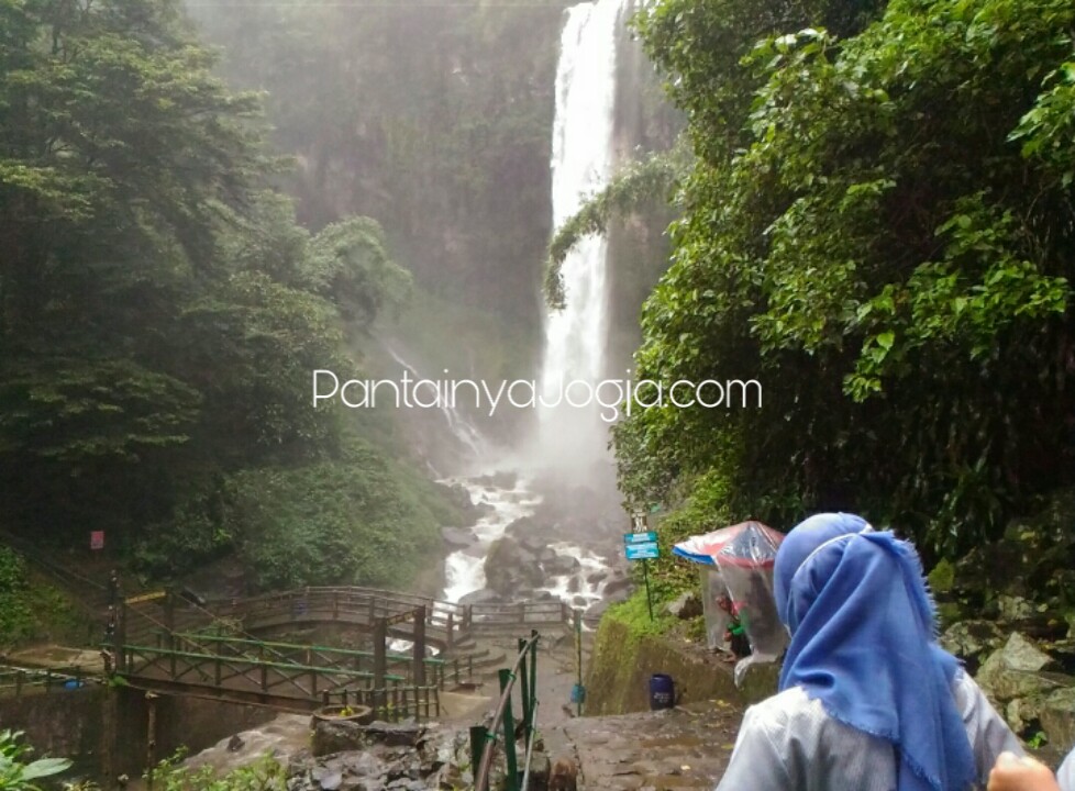 Air Terjun Grojogan Sewu Tawangmangu Yang Sangat Terkenal di Kabupaten ...