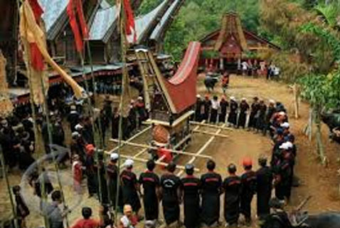 Tari Badong Dari Toraja Sulawesi Selatan Menggunakan Pola Lantai ...