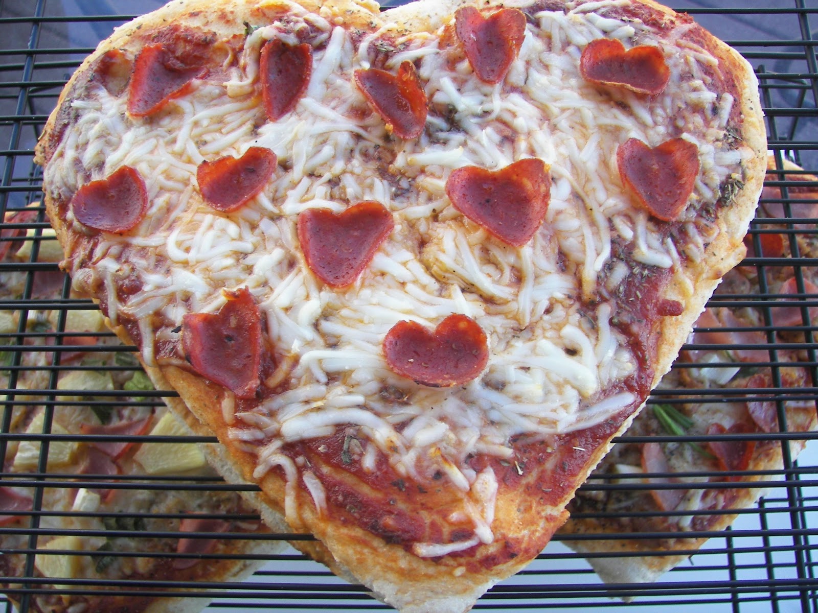 Red Couch Recipes: We Love Pizza Tablescape and Homemade Heart-Shaped ...