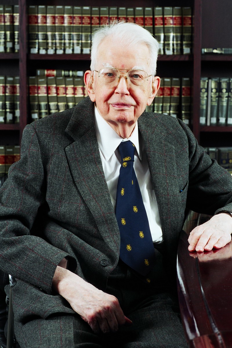 PHÂN TÍCH KINH TẾ: Ronald Coase, nhà tiên phong của kinh tế học thể chế mới