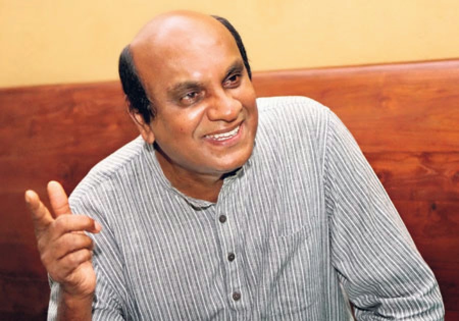 පැහැසරණී: සේකර මහත්තය ස්ටේෂන් එකේ දැකපු කාලේ ඔහුගේ ගීතයක් ගයන්න ලැබෙයි ...