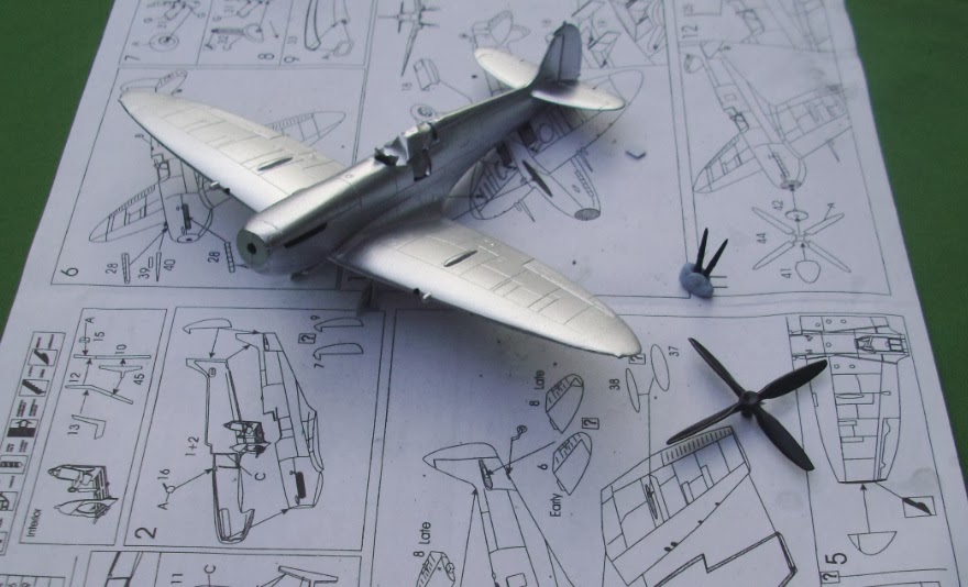 FalkeEins - a modelling blog: Tom Neil's silver Spitfire - AZ Spitfire ...