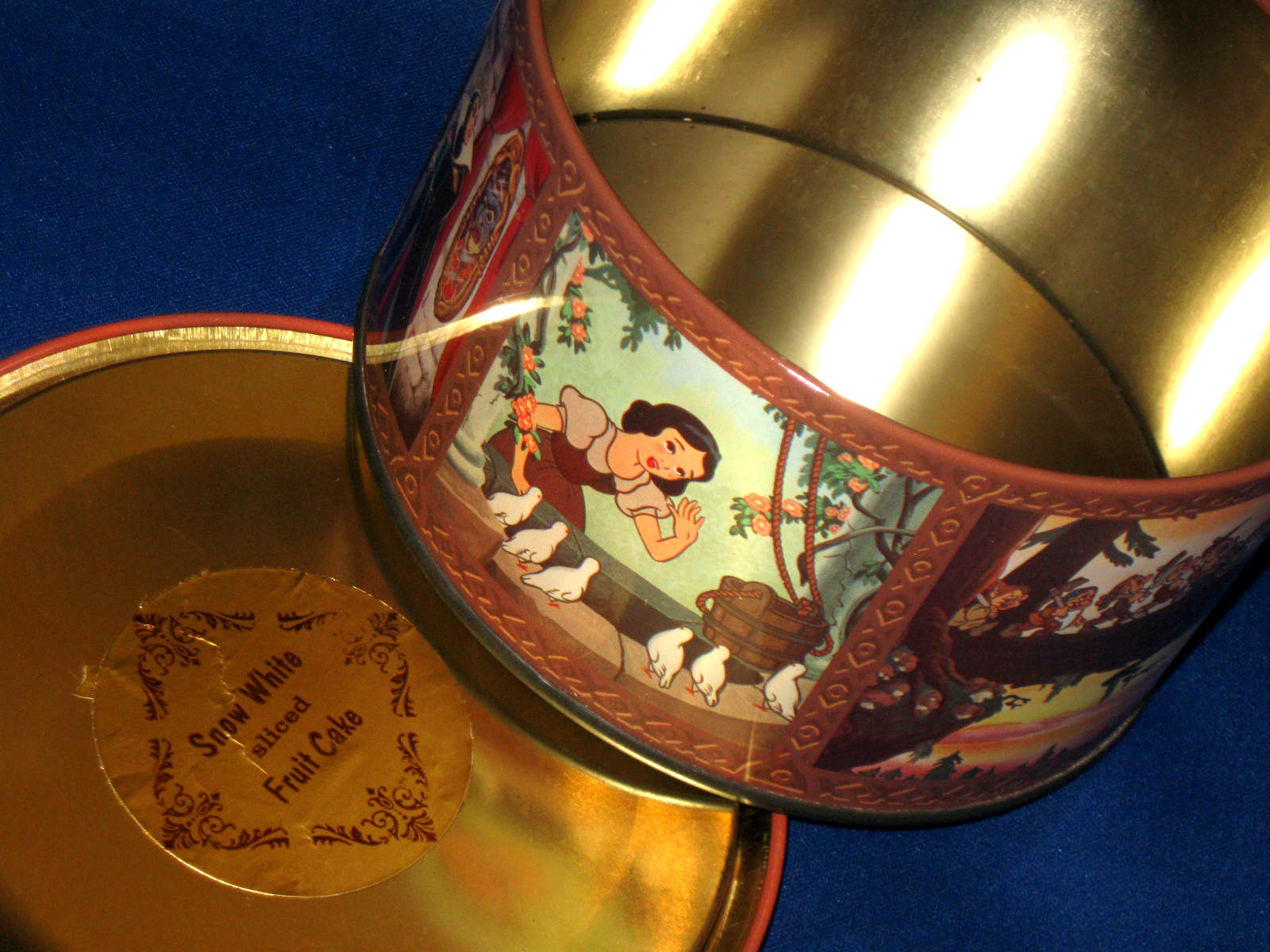 Filmic Light - Snow White Archive: Snow White Round Tin Made in England