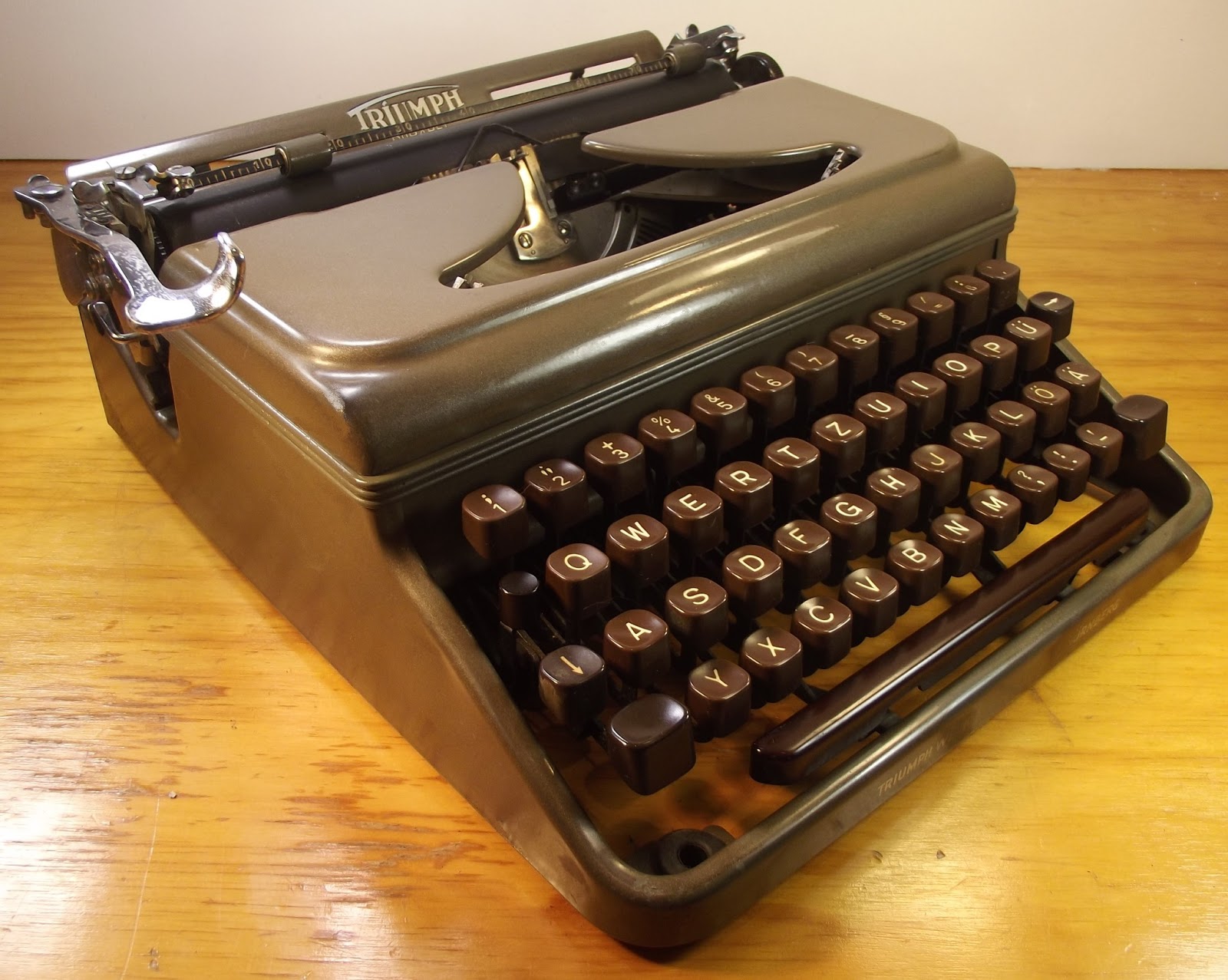 oz.Typewriter: The $1 Triumph Durabel Portable Typewriter